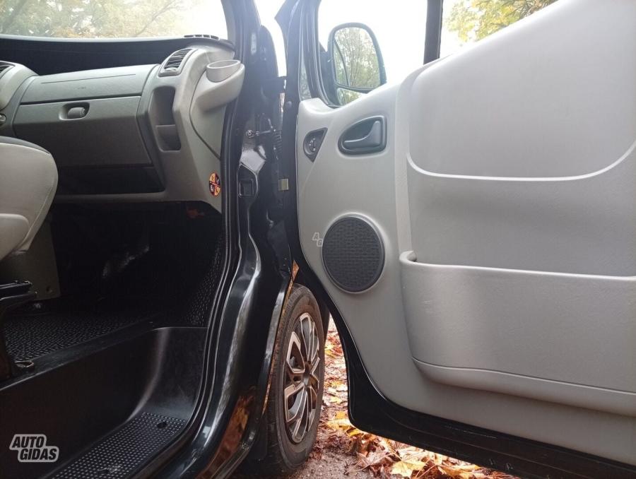 Black Opel Vivaro 2008 in Vilnius, with an engine capacity of 2.00 L and mileage of 265 thousand km for 5499 €, photo 10 on AUTOMOTO.COM.LV