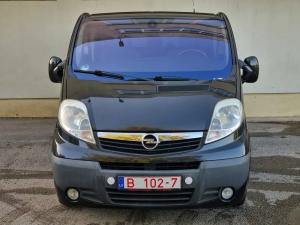 Black Opel Vivaro 2009 in Ogre, with an engine capacity of 2.50 L and mileage of 309 thousand km for 8150 €, photo 3 on AUTOMOTO.COM.LV