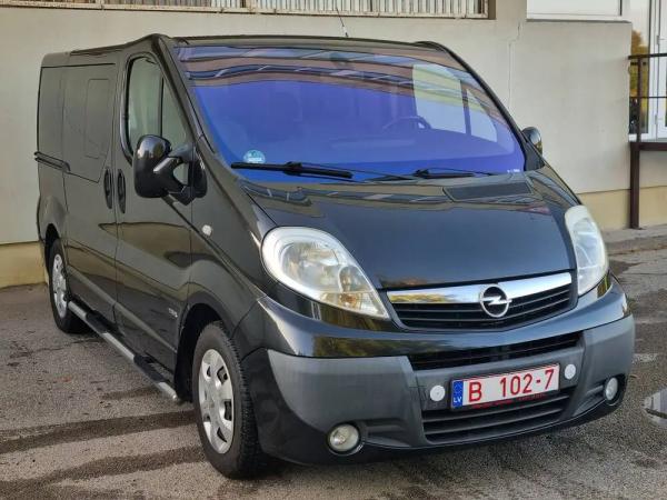 Black Opel Vivaro 2009 in Ogre, with an engine capacity of 2.50 L and mileage of 309 thousand km for 8150 €, photo 3 on AUTOMOTO.COM.LV