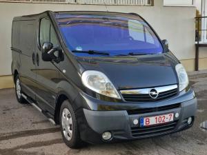 Black Opel Vivaro 2009 in Ogre, with an engine capacity of 2.50 L and mileage of 309 thousand km for 8150 €, photo 4 on AUTOMOTO.COM.LV