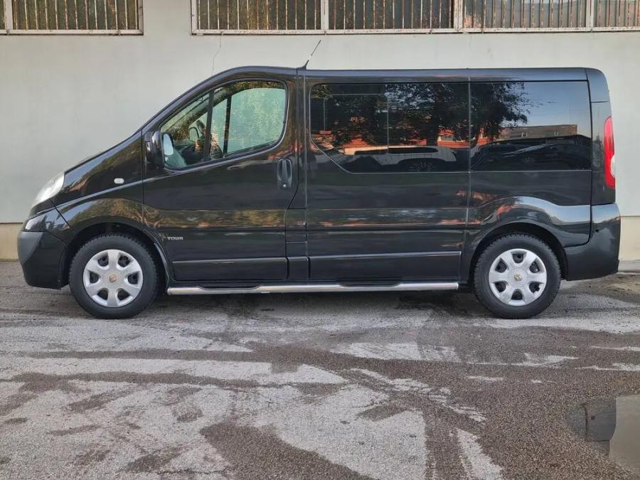 Black Opel Vivaro 2009 in Ogre, with an engine capacity of 2.50 L and mileage of 309 thousand km for 8150 €, photo 6 on AUTOMOTO.COM.LV