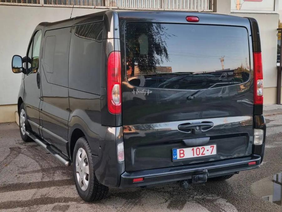 Black Opel Vivaro 2009 in Ogre, with an engine capacity of 2.50 L and mileage of 309 thousand km for 8150 €, photo 7 on AUTOMOTO.COM.LV