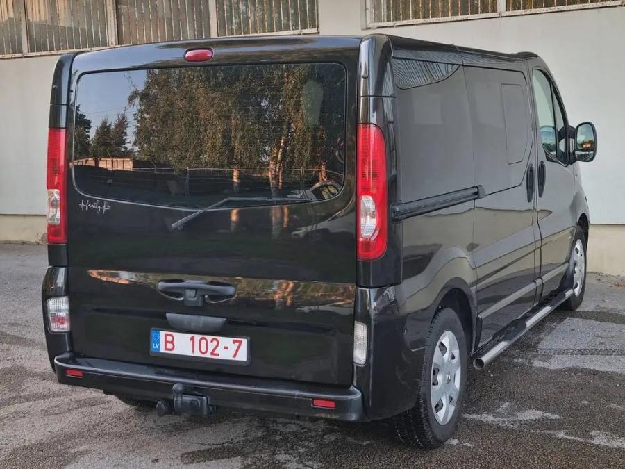 Black Opel Vivaro 2009 in Ogre, with an engine capacity of 2.50 L and mileage of 309 thousand km for 8150 €, photo 9 on AUTOMOTO.COM.LV