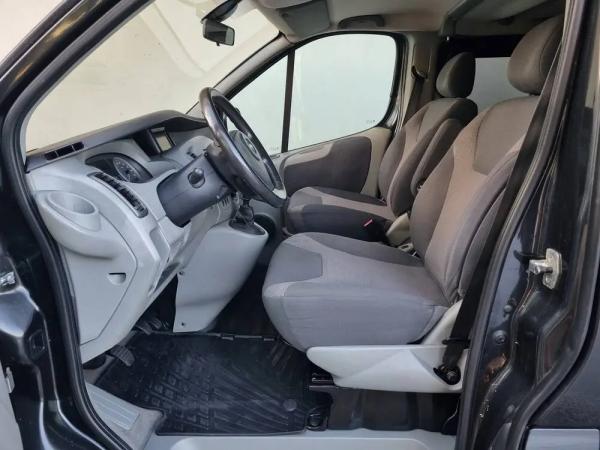 Black Opel Vivaro 2009 in Ogre, with an engine capacity of 2.50 L and mileage of 309 thousand km for 8150 €, photo 10 on AUTOMOTO.COM.LV