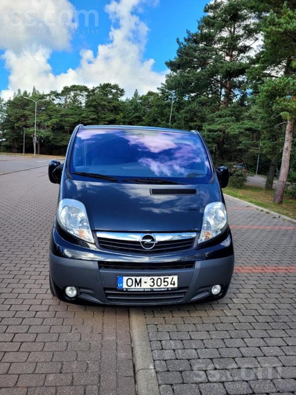 Black Opel Vivaro 2011 in Ventspils, with an engine capacity of 2.50 L and mileage of 291 thousand km for 11500 €, photo 1 on AUTOMOTO.COM.LV