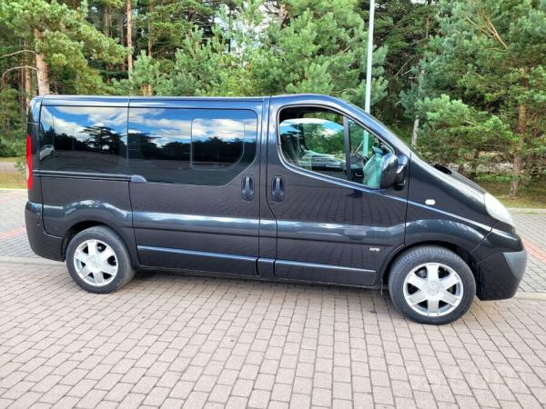 Black Opel Vivaro 2011 in Ventspils, with an engine capacity of 2.50 L and mileage of 291 thousand km for 11500 €, photo 6 on AUTOMOTO.COM.LV