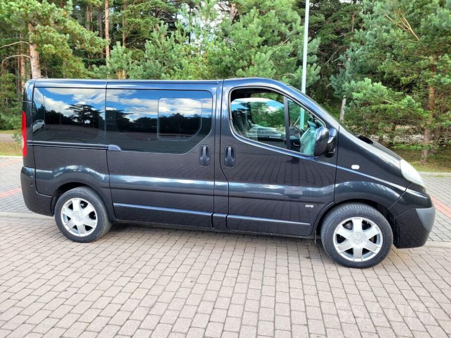 Black Opel Vivaro 2011 in Ventspils, with an engine capacity of 2.50 L and mileage of 291 thousand km for 11500 €, photo 6 on AUTOMOTO.COM.LV
