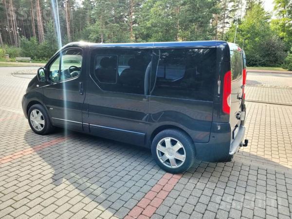 Black Opel Vivaro 2011 in Ventspils, with an engine capacity of 2.50 L and mileage of 291 thousand km for 11500 €, photo 7 on AUTOMOTO.COM.LV