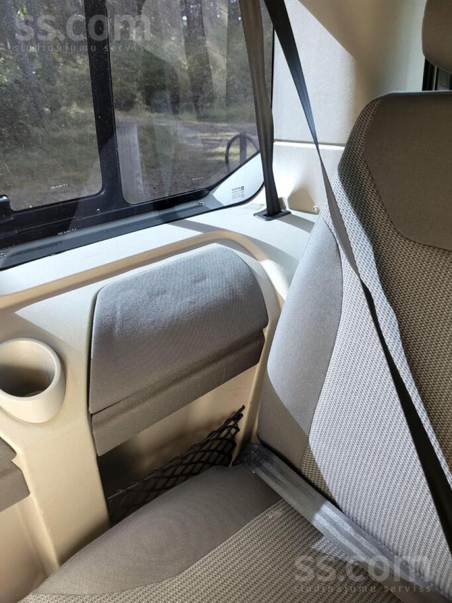 Black Opel Vivaro 2011 in Ventspils, with an engine capacity of 2.50 L and mileage of 291 thousand km for 11500 €, photo 18 on AUTOMOTO.COM.LV