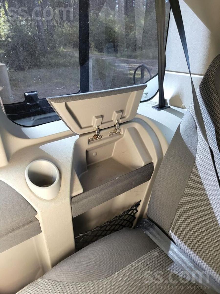 Black Opel Vivaro 2011 in Ventspils, with an engine capacity of 2.50 L and mileage of 291 thousand km for 11500 €, photo 19 on AUTOMOTO.COM.LV