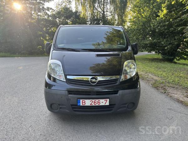 Black Opel Vivaro 2012 in Ogre, with an engine capacity of 2.00 L and mileage of 233 thousand km for 4890 €, photo 4 on AUTOMOTO.COM.LV