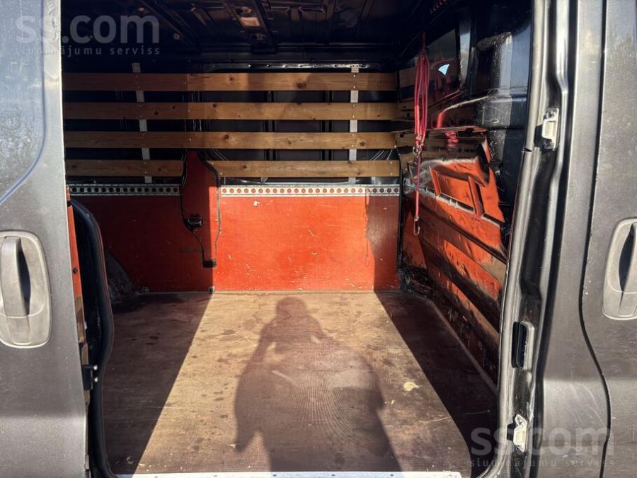 Black Opel Vivaro 2012 in Ogre, with an engine capacity of 2.00 L and mileage of 233 thousand km for 4890 €, photo 13 on AUTOMOTO.COM.LV