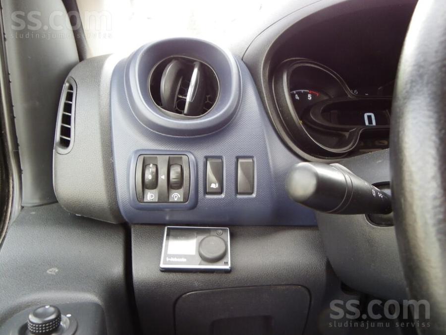 Black Opel Vivaro 2015 in Valka, with an engine capacity of 1.60 L and mileage of 179 thousand km for 7500 €, photo 12 on AUTOMOTO.COM.LV