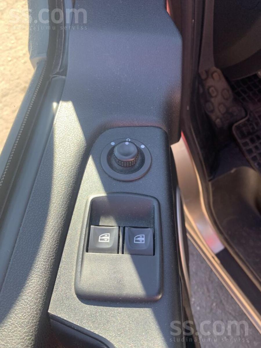 Black Opel Vivaro 2017 in Riga, with an engine capacity of 1.60 L and mileage of 380 thousand km for 10500 €, photo 11 on AUTOMOTO.COM.LV