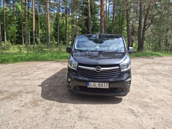 Black Opel Vivaro 2018 in Valmiera, with an engine capacity of 1.60 L and mileage of 274 thousand km for 10500 €, photo 2 on AUTOMOTO.COM.LV