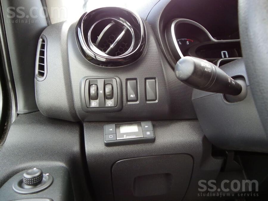 Black Opel Vivaro 2018 in Valka, with an engine capacity of 1.60 L and mileage of 214 thousand km for 9500 €, photo 15 on AUTOMOTO.COM.LV