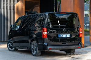 Black Opel Vivaro 2022 in Riga, with an engine capacity of 1.60 L and mileage of 21 thousand km for 32900 €, photo 8 on AUTOMOTO.COM.LV