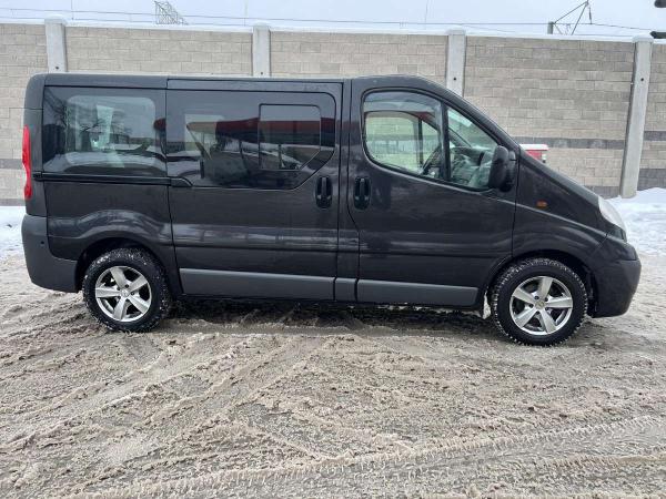 Black Opel Vivaro 2006 in Vilnius, with an engine capacity of 2.00 L and mileage of 266 thousand km for 5800 €, photo 4 on AUTOMOTO.COM.LV