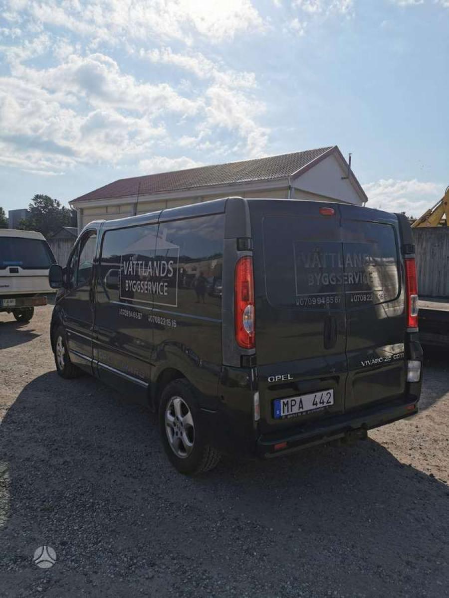 Black Opel Vivaro 2010 in Ukmerge, with an engine capacity of 2.50 L and mileage of 213 thousand km for 1100 €, photo 5 on AUTOMOTO.COM.LV
