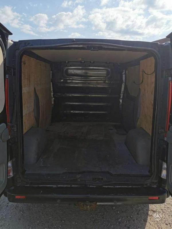 Black Opel Vivaro 2010 in Ukmerge, with an engine capacity of 2.50 L and mileage of 213 thousand km for 1100 €, photo 5 on AUTOMOTO.COM.LV