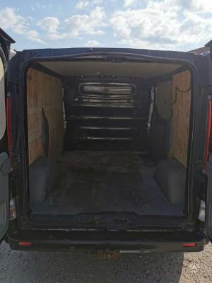 Black Opel Vivaro 2010 in Ukmerge, with an engine capacity of 2.50 L and mileage of 213 thousand km for 1100 €, photo 6 on AUTOMOTO.COM.LV