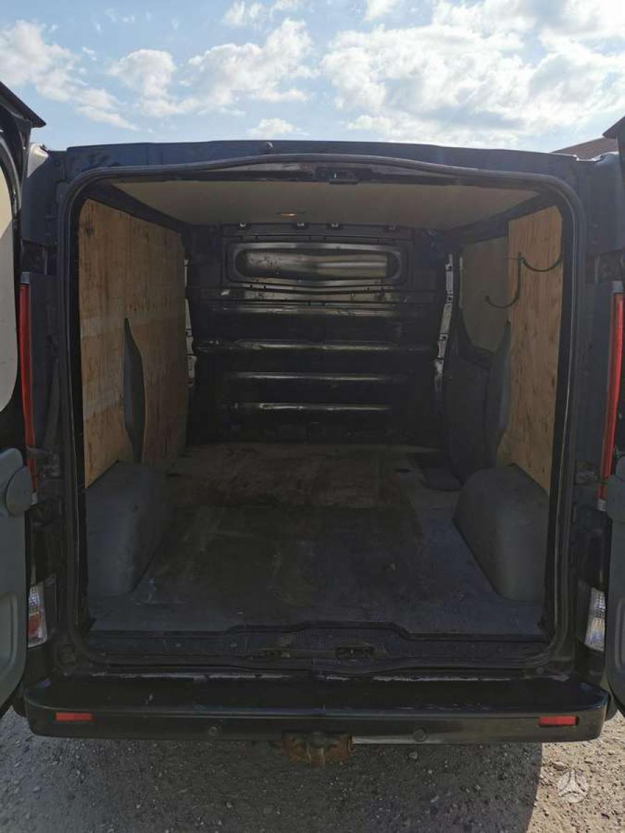Black Opel Vivaro 2010 in Ukmerge, with an engine capacity of 2.50 L and mileage of 213 thousand km for 1100 €, photo 6 on AUTOMOTO.COM.LV