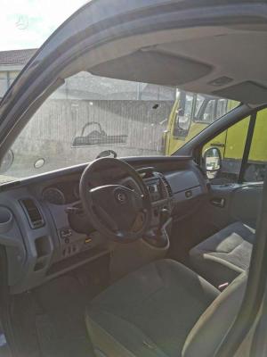 Black Opel Vivaro 2010 in Ukmerge, with an engine capacity of 2.50 L and mileage of 213 thousand km for 1100 €, photo 7 on AUTOMOTO.COM.LV