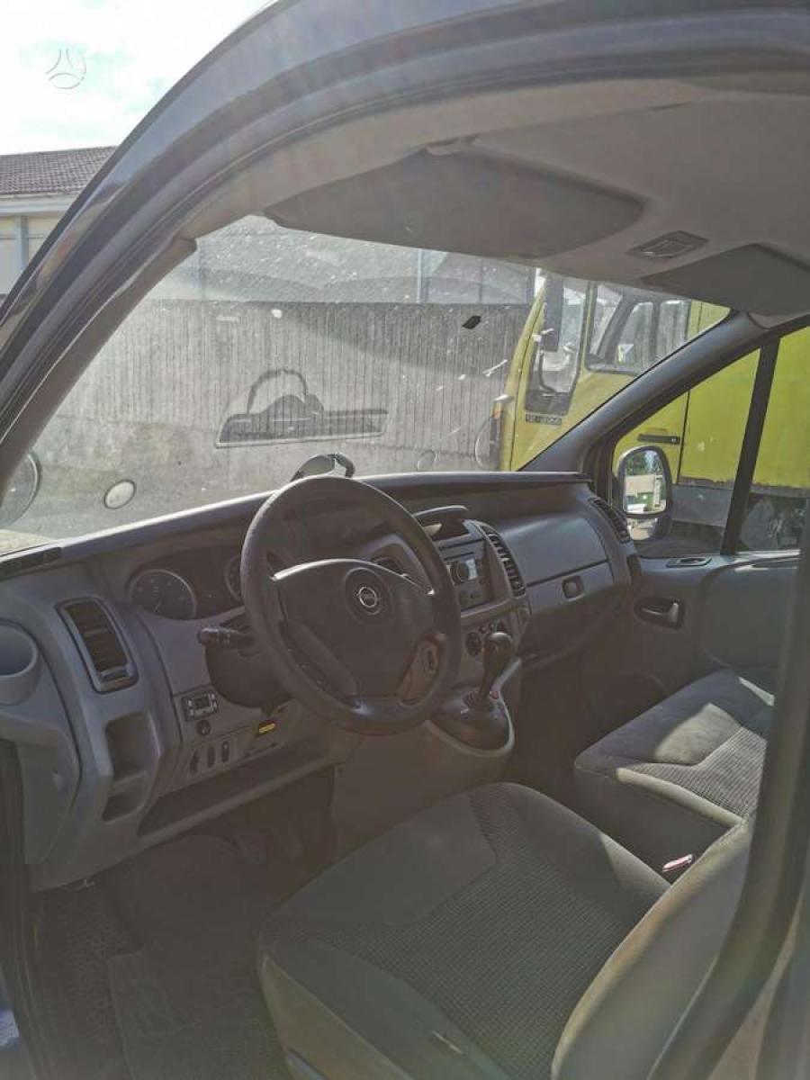 Black Opel Vivaro 2010 in Ukmerge, with an engine capacity of 2.50 L and mileage of 213 thousand km for 1100 €, photo 7 on AUTOMOTO.COM.LV