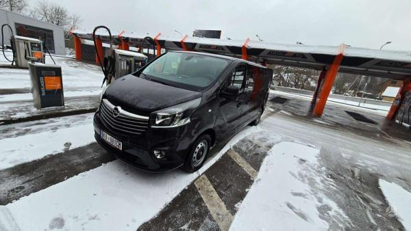 Black Opel Vivaro 2019 in Vilnius, with an engine capacity of 1.60 L and mileage of 210 thousand km for 18500 €, photo 6 on AUTOMOTO.COM.LV