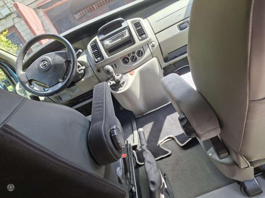 Blue Opel Vivaro 2005 in Panevezys, with an engine capacity of 2.50 L and mileage of 259 thousand km for 4600 €, photo 17 on AUTOMOTO.COM.LV