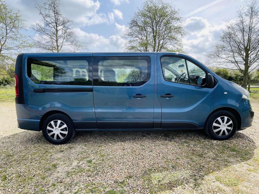 Blue Opel Vivaro 2016 in Raseiniai, with an engine capacity of 1.60 L and mileage of 354 thousand km for 3750 €, photo 9 on AUTOMOTO.COM.LV
