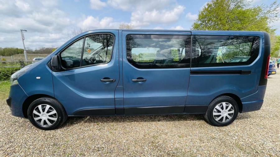 Blue Opel Vivaro 2016 in Raseiniai, with an engine capacity of 1.60 L and mileage of 354 thousand km for 3750 €, photo 11 on AUTOMOTO.COM.LV