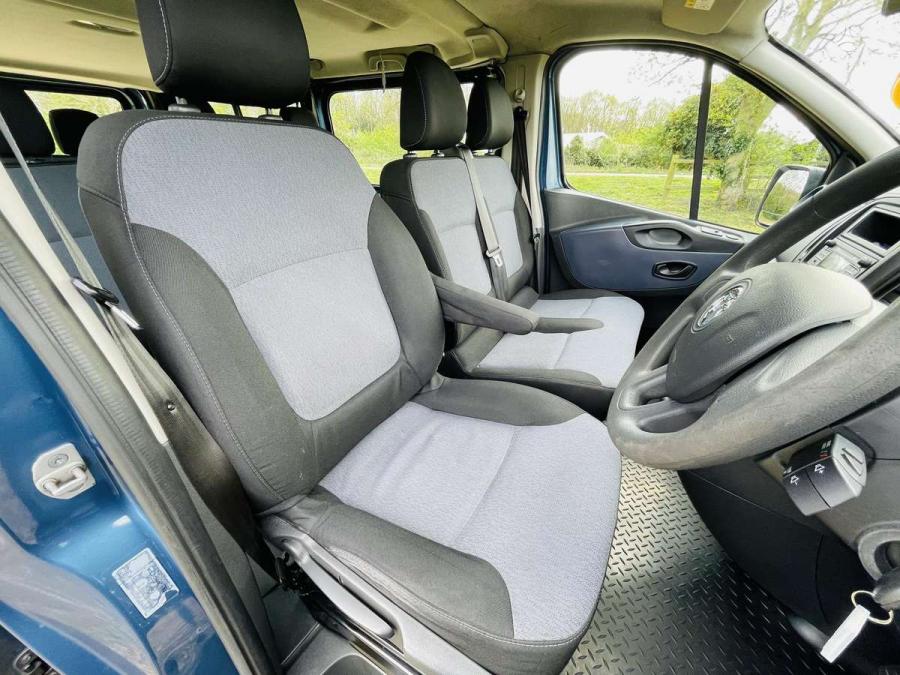 Blue Opel Vivaro 2016 in Raseiniai, with an engine capacity of 1.60 L and mileage of 354 thousand km for 3750 €, photo 19 on AUTOMOTO.COM.LV