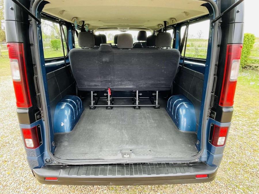 Blue Opel Vivaro 2016 in Raseiniai, with an engine capacity of 1.60 L and mileage of 354 thousand km for 3750 €, photo 22 on AUTOMOTO.COM.LV