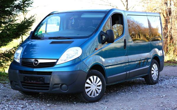 Blue Opel Vivaro 2011 in Petrikaiciai, with an engine capacity of 2.50 L and mileage of 298 thousand km for 6999 €, photo 1 on AUTOMOTO.COM.LV