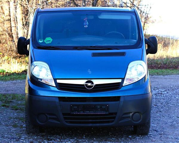 Blue Opel Vivaro 2011 in Petrikaiciai, with an engine capacity of 2.50 L and mileage of 298 thousand km for 6999 €, photo 2 on AUTOMOTO.COM.LV