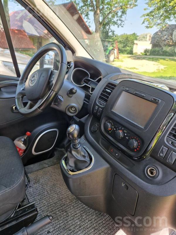 Blue Opel Vivaro 2017 in Cesis, with an engine capacity of 1.60 L and mileage of 186 thousand km for 12300 €, photo 4 on AUTOMOTO.COM.LV