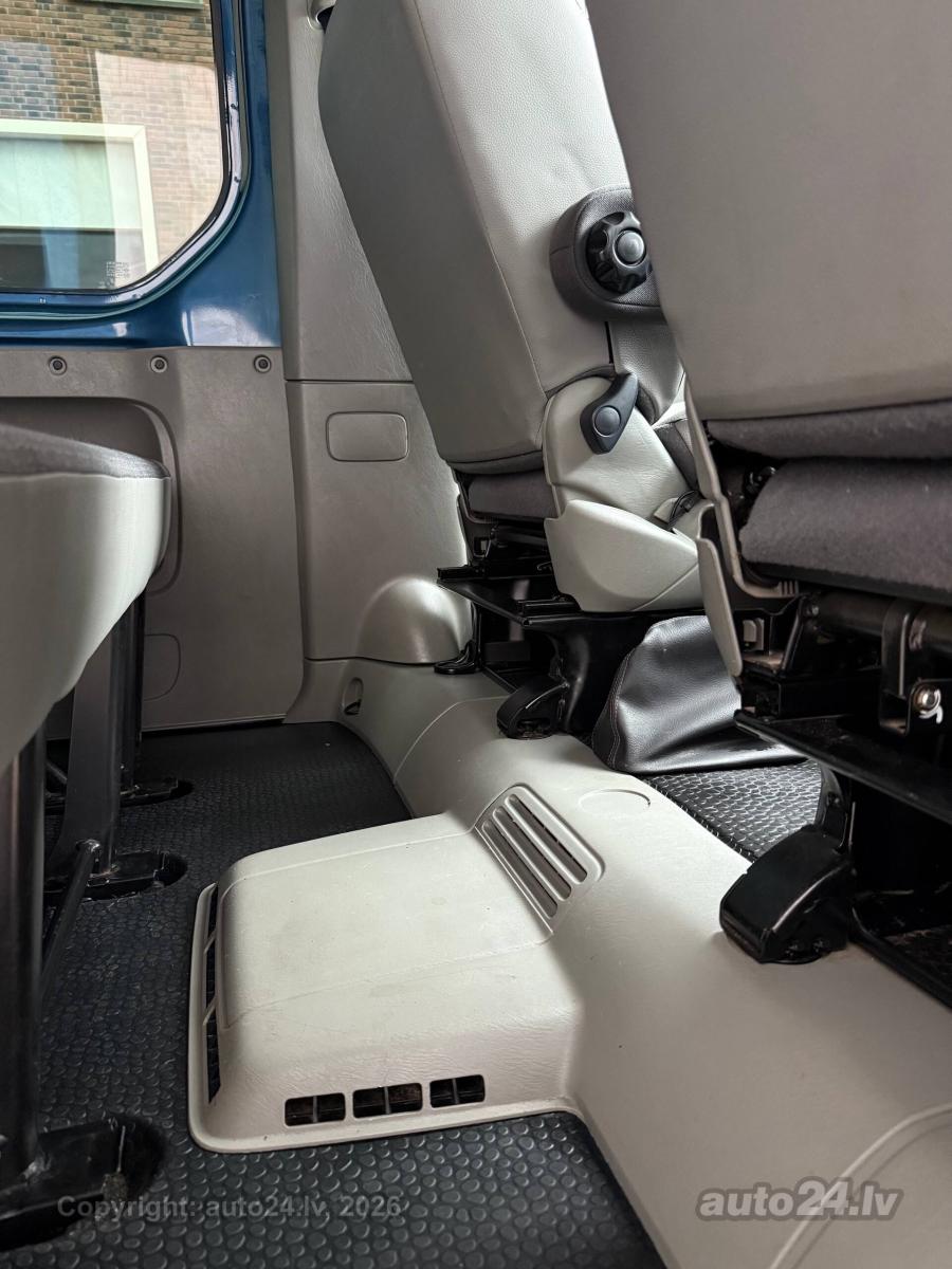 Zils Opel Vivaro 2014 Tallina, ar dzinēja tilpumu 2.00 L un nobraukumu 208 tūkst. km par 11500 €, foto 23 vietnē AUTOMOTO.COM.LV