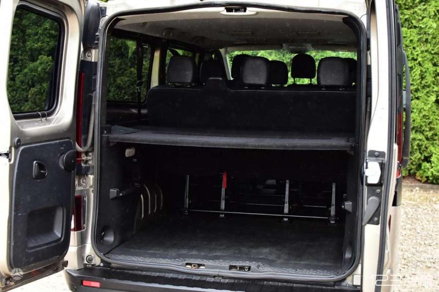 Brown Opel Vivaro 2017 in Kretinga, with an engine capacity of 1.60 L and mileage of 237 thousand km for 12999 €, photo 12 on AUTOMOTO.COM.LV