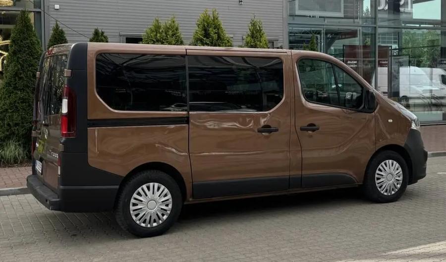 Brown Opel Vivaro 2016 in Riga, with an engine capacity of 1.60 L and mileage of 192 thousand km for 7990 €, photo 5 on AUTOMOTO.COM.LV