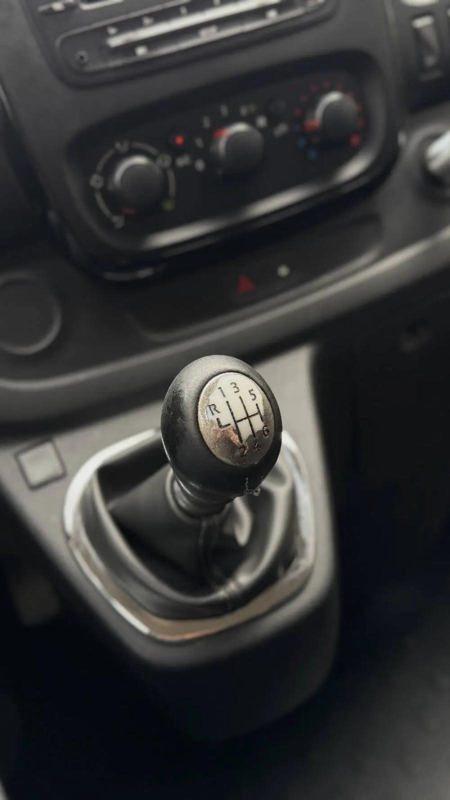 Brown Opel Vivaro 2016 in Riga, with an engine capacity of 1.60 L and mileage of 192 thousand km for 7990 €, photo 22 on AUTOMOTO.COM.LV