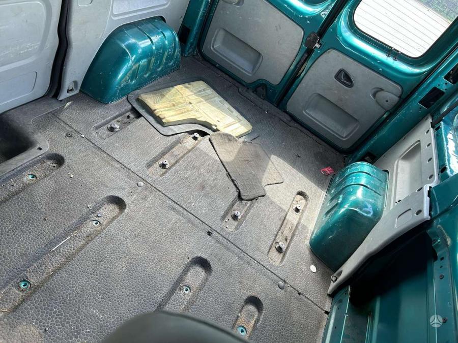 Green Opel Vivaro 2005 in Vilkaviskis, with an engine capacity of 1.90 L and mileage of 420 thousand km for 1400 €, photo 13 on AUTOMOTO.COM.LV