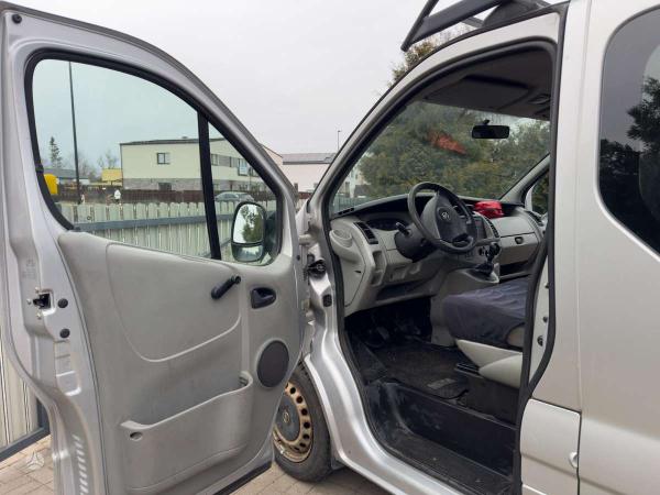 Pelēks Opel Vivaro 2004 Viļņa, ar dzinēja tilpumu 1.87 L un nobraukumu 194 tūkst. km par 4550 €, foto 5 vietnē AUTOMOTO.COM.LV