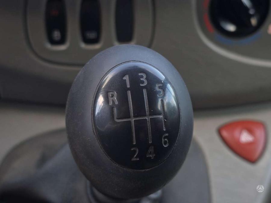 Grey Opel Vivaro 2005 in Radviliskis, with an engine capacity of 2.00 L and mileage of 395 thousand km for 2450 €, photo 15 on AUTOMOTO.COM.LV
