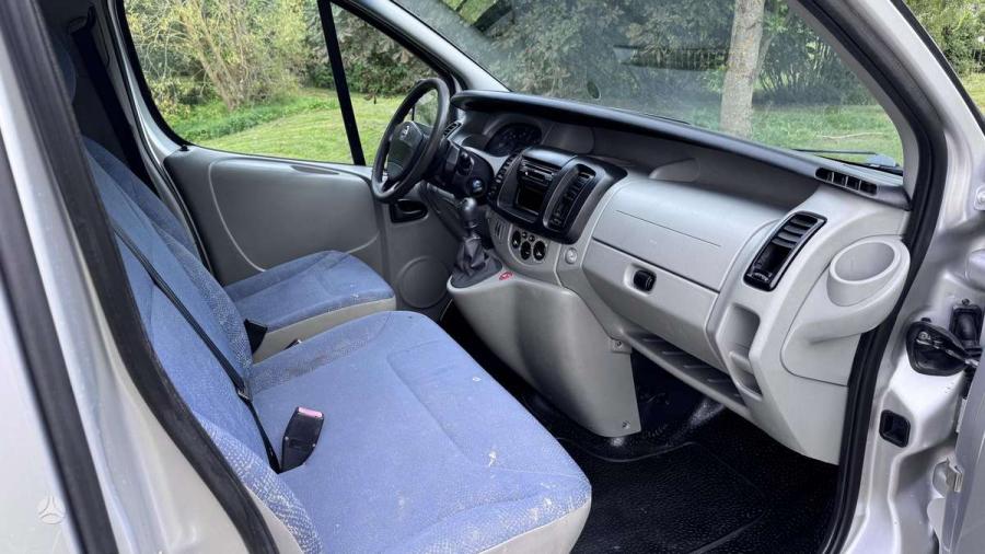 Grey Opel Vivaro 2005 in Kelme, with an engine capacity of 1.90 L and mileage of 352 thousand km for 5200 €, photo 10 on AUTOMOTO.COM.LV