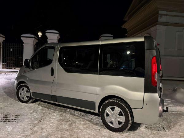 Grey Opel Vivaro 2009 in Vilnius, with an engine capacity of 2.50 L and mileage of 254 thousand km for 7950 €, photo 10 on AUTOMOTO.COM.LV