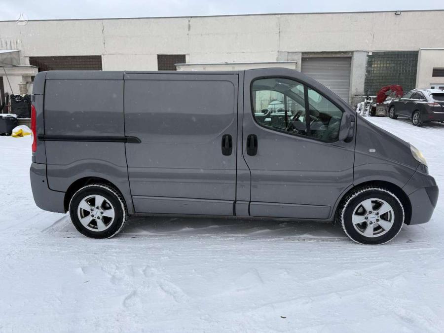 Grey Opel Vivaro 2013 in Vilnius, with an engine capacity of 2.00 L and mileage of 322 thousand km for 5200 €, photo 4 on AUTOMOTO.COM.LV