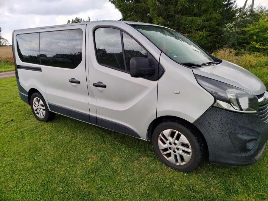 Grey Opel Vivaro 2015 in Rokiskis, with an engine capacity of 1.60 L and mileage of 210 thousand km for 10400 €, photo 3 on AUTOMOTO.COM.LV