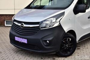 Grey Opel Vivaro 2016 in Kretinga, with an engine capacity of 1.60 L and mileage of 246 thousand km for 10999 €, photo 3 on AUTOMOTO.COM.LV