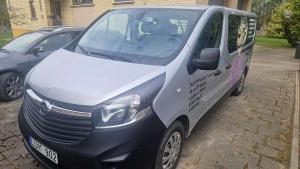 Pelēks Opel Vivaro 2016 Panevēža, ar dzinēja tilpumu 1.60 L un nobraukumu 135 tūkst. km par 12650 €, foto  vietnē AUTOMOTO.COM.LV